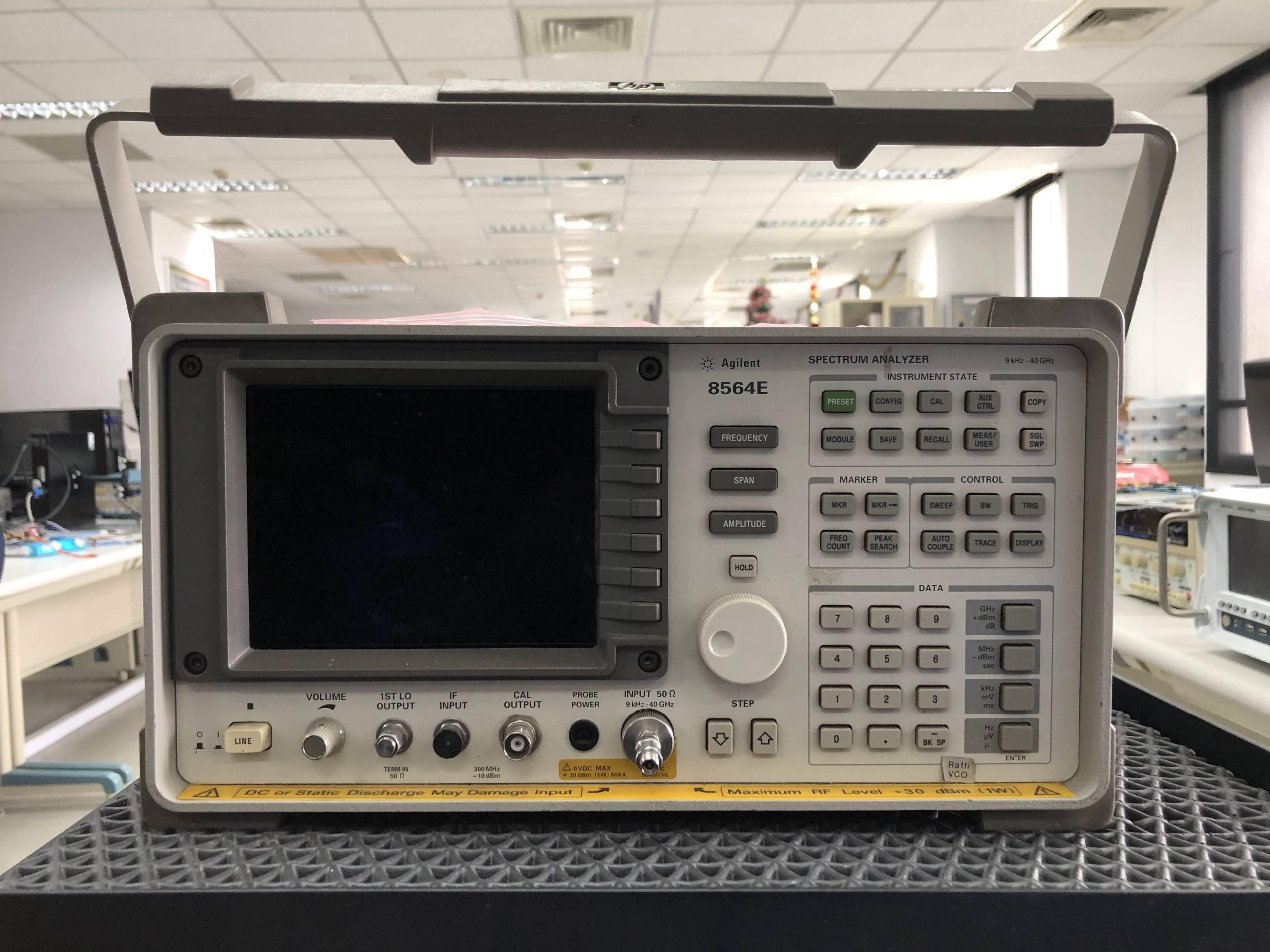 HP 8564E 40 GHz Spectrum Analyzer | 元智大學-通訊研究中心貴重儀器設備